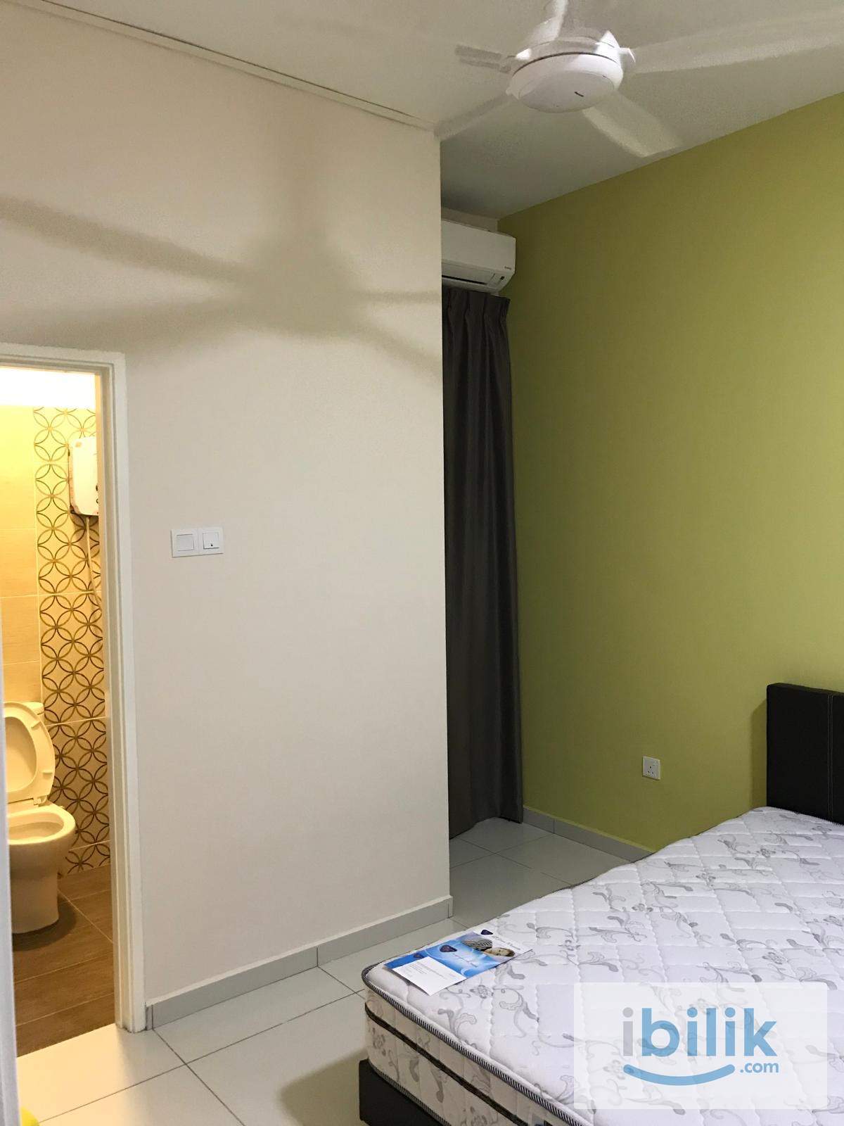 Clean and cozy middle room with attached bathroom | iBilik