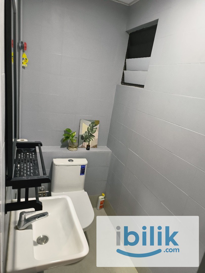 Medium Room with attached bathroom (PWTC LRT, KTM PUTRA, MRT TITIWANGSA ...