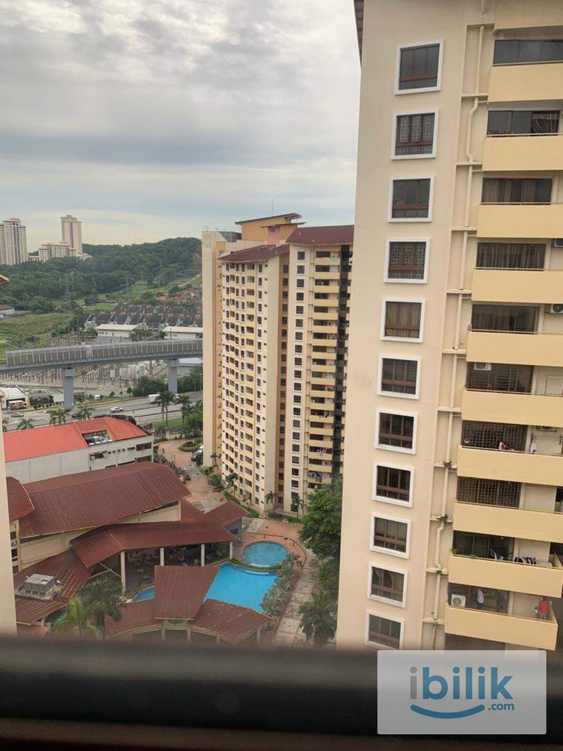 Queen Bed Balcony Room with AC & Window (Partition) | iBilik