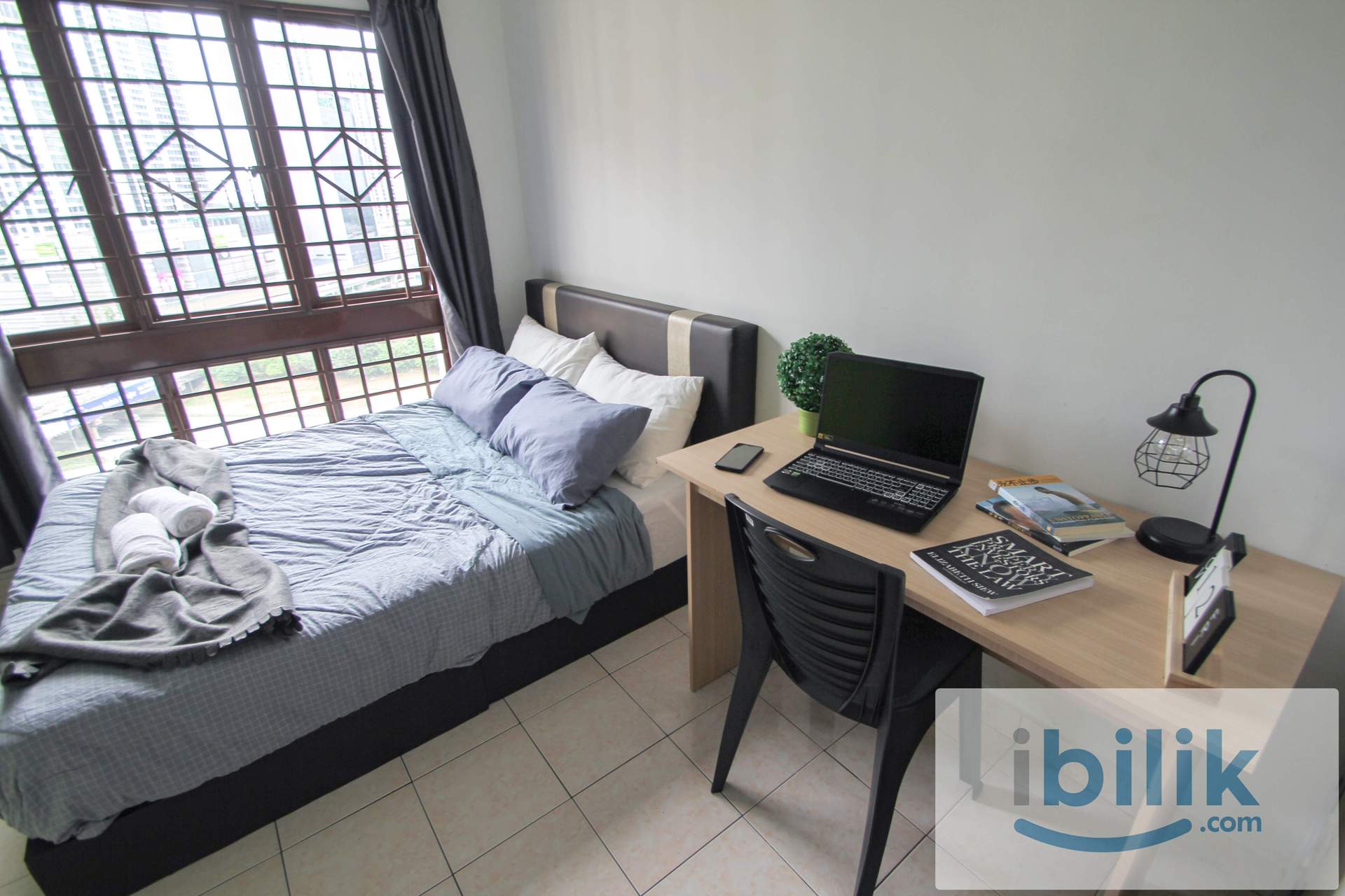 Queen Bed Balcony Room with AC & Window (Partition) | iBilik