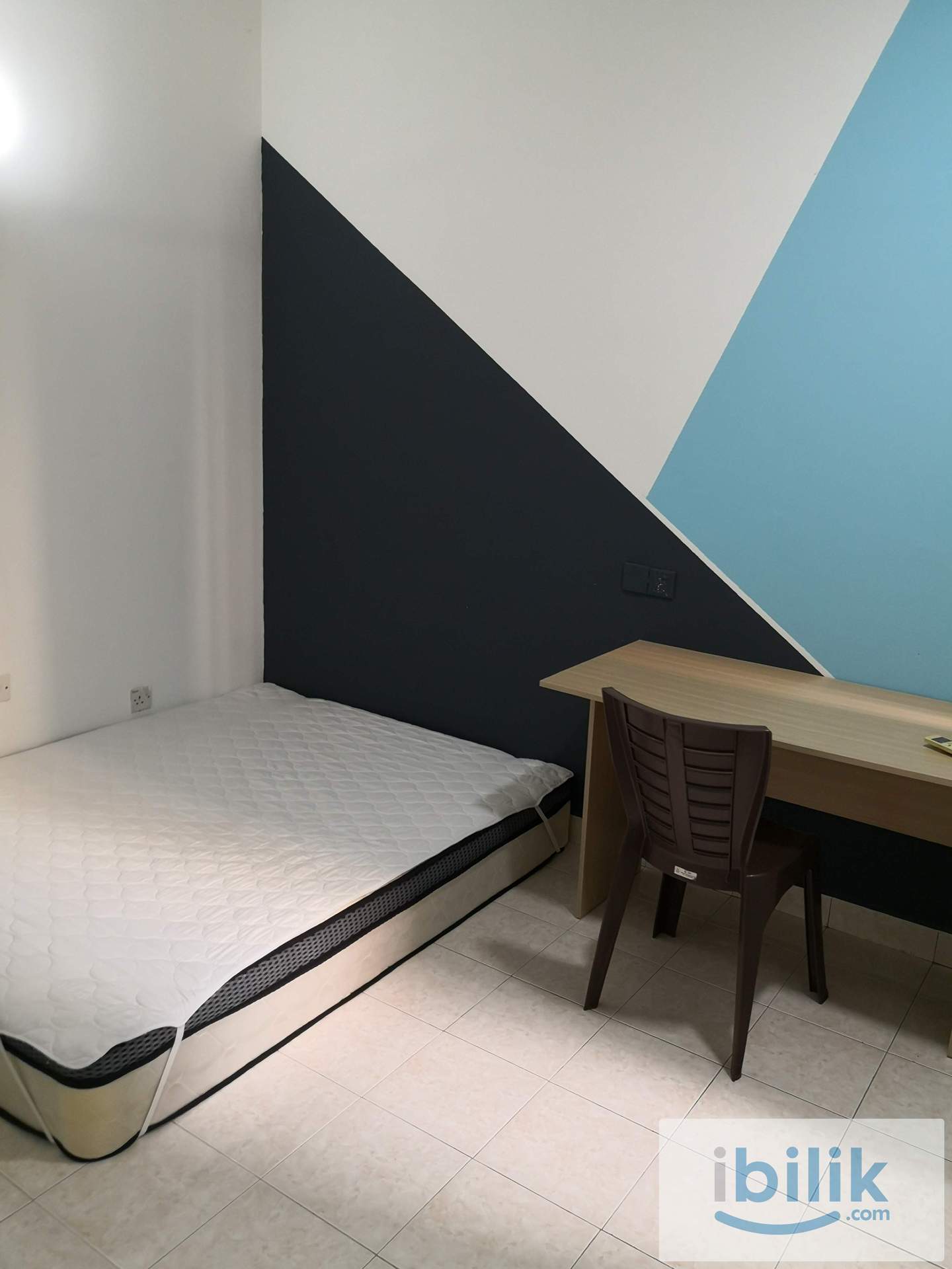 Queen Bed Medium Room with AC & Window (Partition) | iBilik