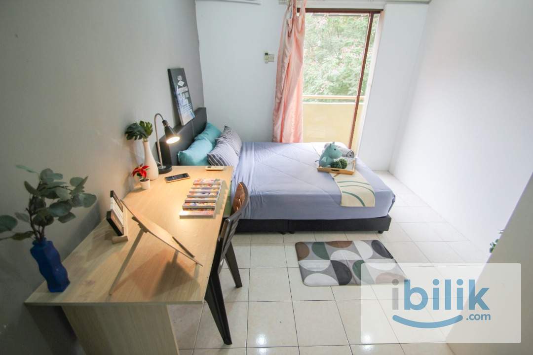 Queen Bed Medium Room with AC & Window (Partition) | iBilik