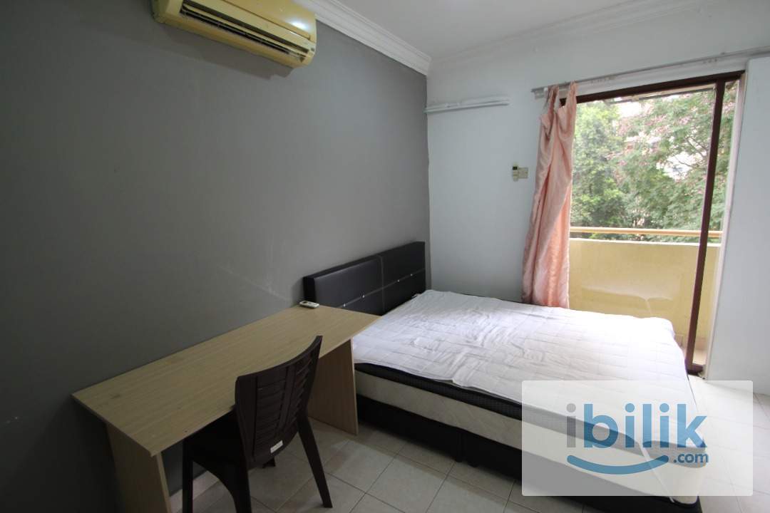 Queen Bed Medium Room with AC & Window (Partition) | iBilik