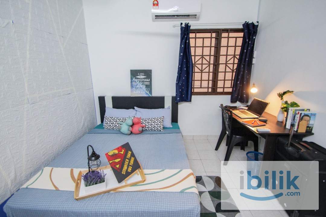 Queen Bed Medium Room with A/C & Window | iBilik